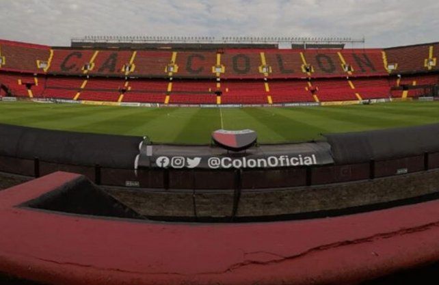 El campo de juego del estadio de Colón luce mejor que nunca