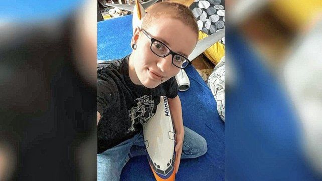 Una joven dice estar enamorada de un avión