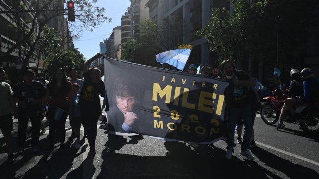 Remeras, banderas y disfraces, los simpatizantes de Milei le ponen ...